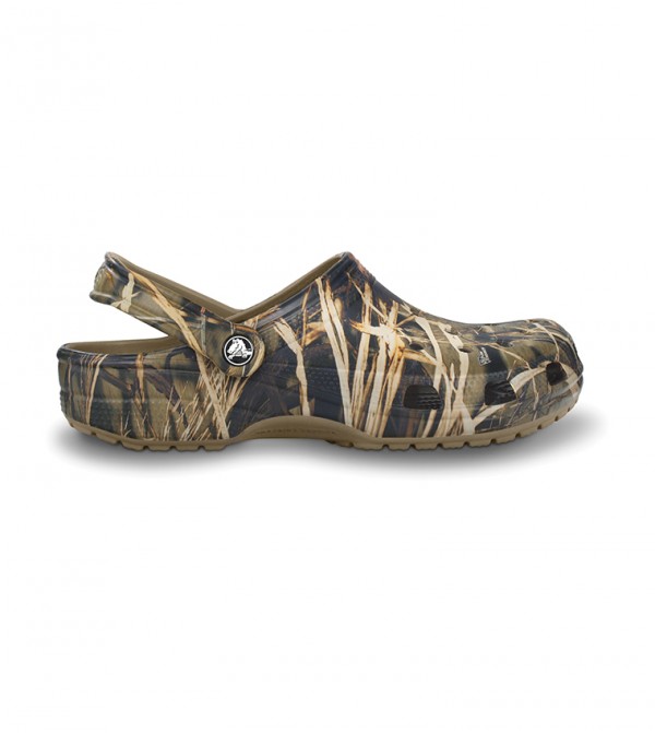 Crocs | Classic Realtree Graphic Round Toe Clogs | 6TH STREET.COM